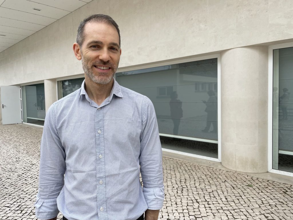 Publicações: Padre Carlos Simas lança livro «Emmanuel», a procura de ...
