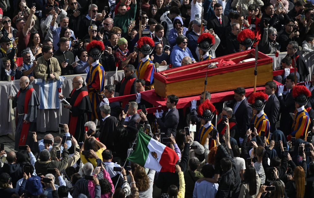 Francisco: Trasladação do corpo do Papa para a Basílica de São Pedro ...