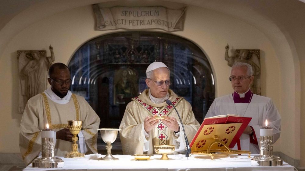 Vaticano: Papa celebrou Missa e visitou túmulos de Pio XII e Bento XVI ...