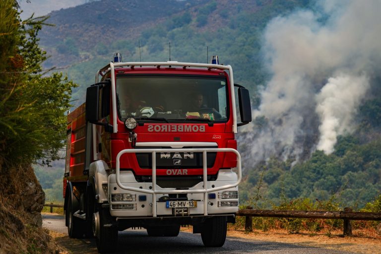 Incêndios: Capelão da Liga dos Bombeiros Portugueses deixa mensagem aos que combatem as chamas ...