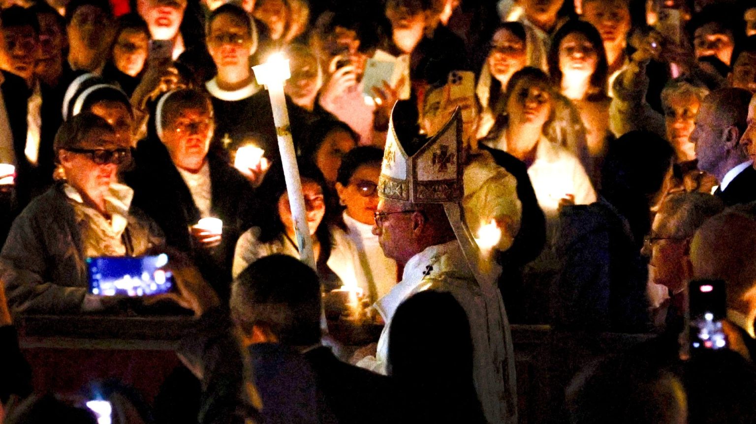 Vigília Pascal: Papa apela à superação do ódio e da violência, evocando ...